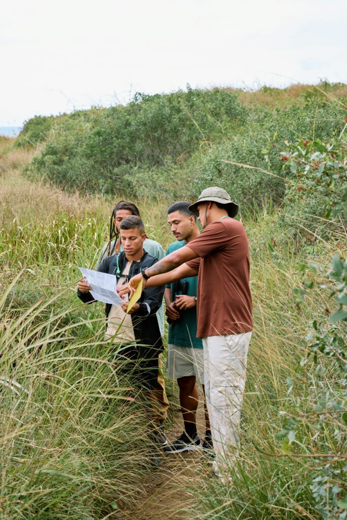 How to Identify Edible and Poisonous Plants on the Trail